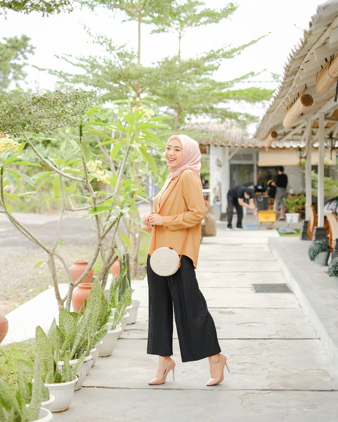 8 Inspirasi Celana Plisket Untuk Hijaber Bertubuh Mungil Terlihat Lebih ...