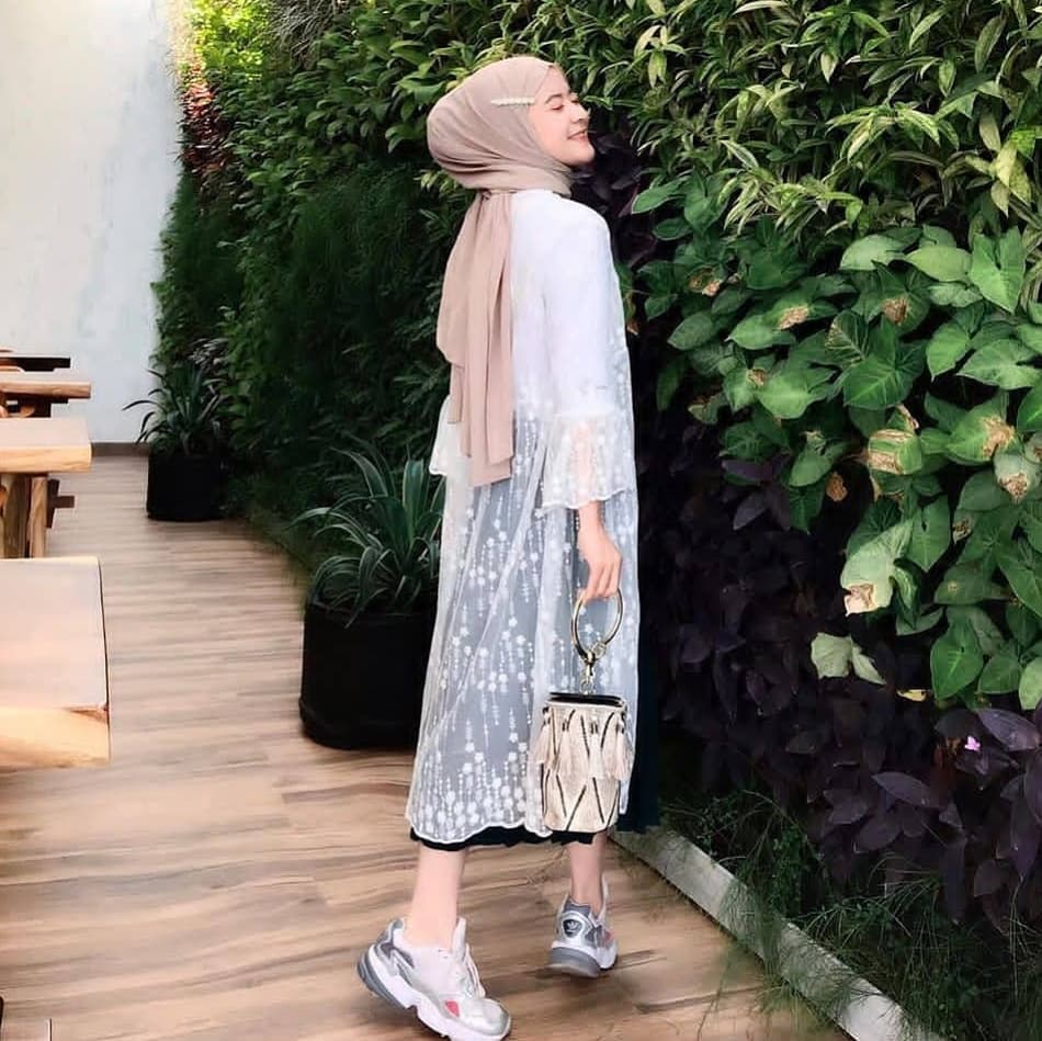 7 OOTD Outer Brokat untuk Hijaber di Hari Lebaran - Womantalk