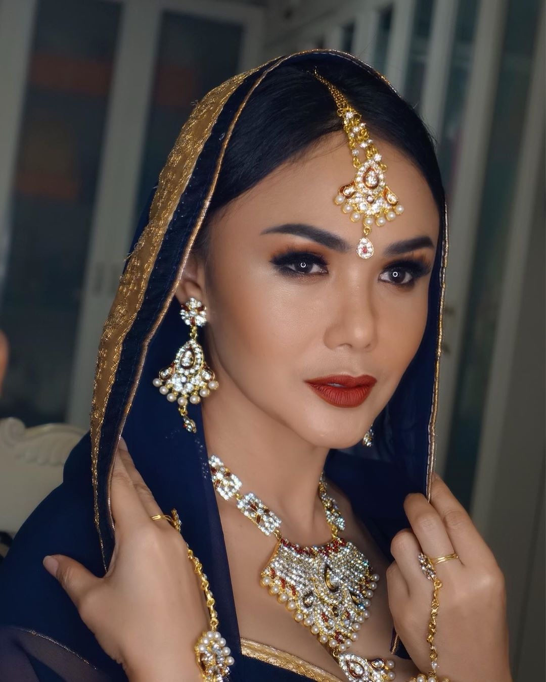 Pertama Kali Pakai Sari, Yuni Shara Tampil Menawan dan Cantik - Womantalk