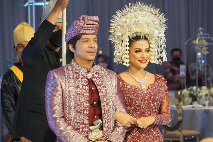 Bikin Pangling, Aurel Hermansyah Pakai Kebaya Ungu Dan Suntiang Minang - Womantalk