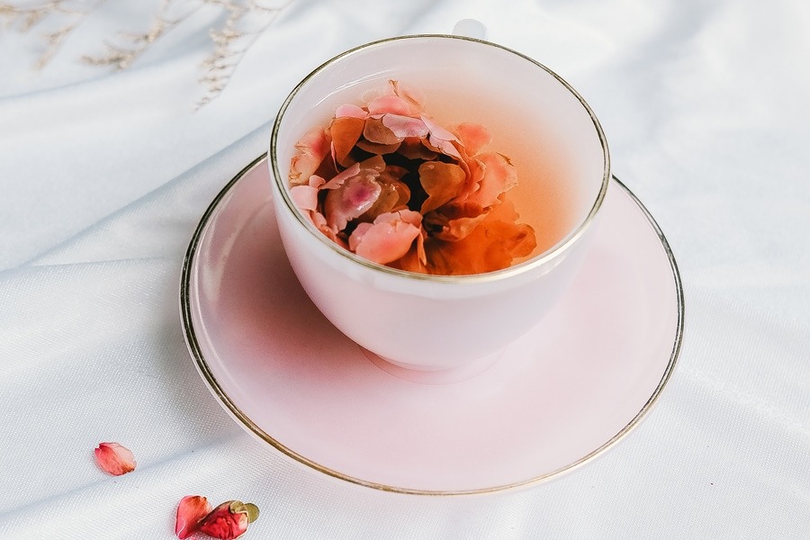 Ini 3 Manfaat Teh Mawar, Salah Satunya Meredakan Nyeri Haid - Womantalk