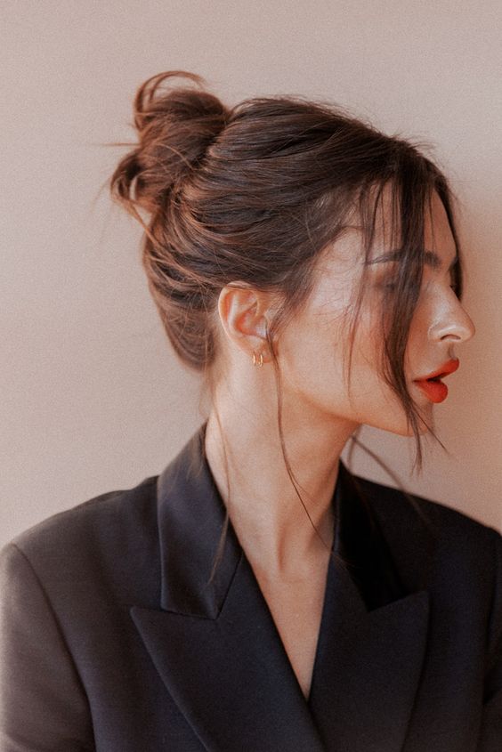 7 Gaya Rambut Messy Bun yang Simpel dan Praktis - Womantalk
