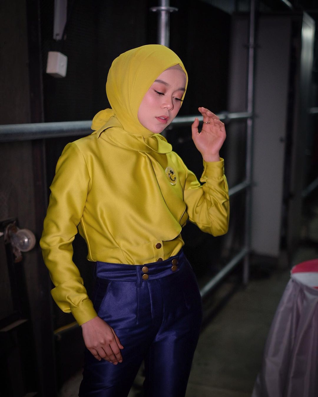 7 OOTD Selebriti Pakai Busana Warna Kuning Mustard yang Bikin Awet Muda ...