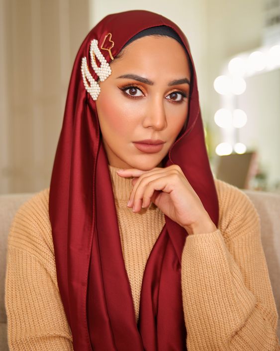 6 Warna Baju Yang Cocok Dipadukan Dengan Hijab Merah Marun Dan Bikin ...
